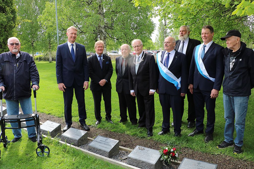 Olympiarenkaat hautakivessä kunnioittavat mestaripainijan muistoa ...