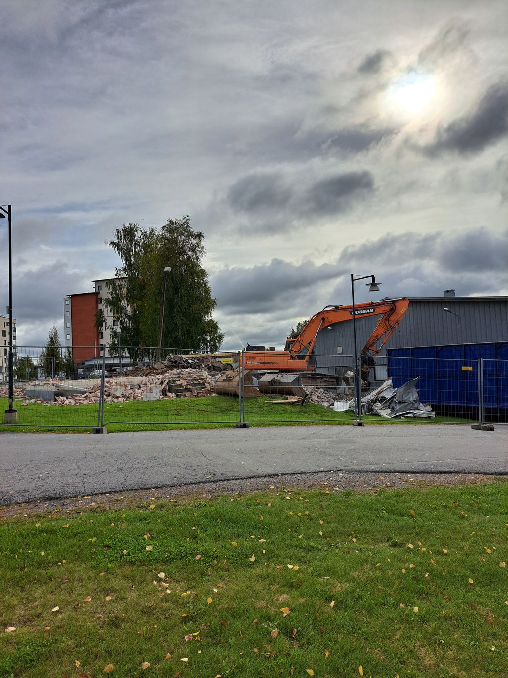 Entistä Paukun tilikonttoria puretaan, katso video | Lapuan Sanomat