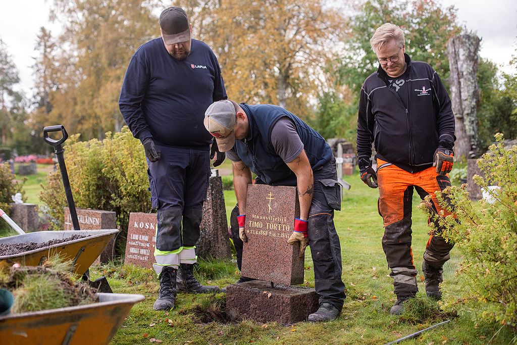 Karjalaisten hautausmaata kunnostettiin talkoovoimin | Lapuan Sanomat